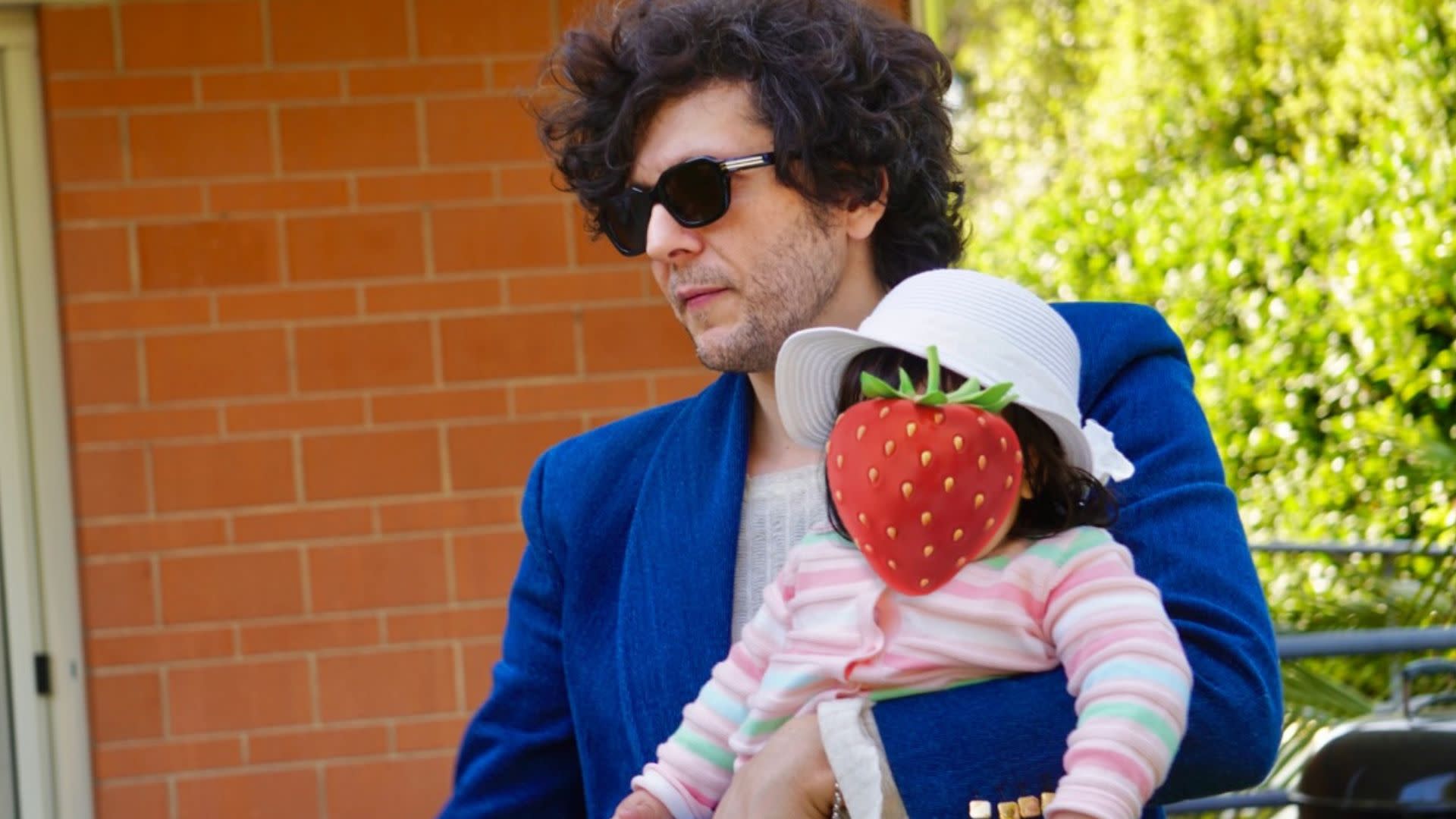 Ermal Meta, il tenero scatto con la figlia Fortuna | Mediaset Infinity