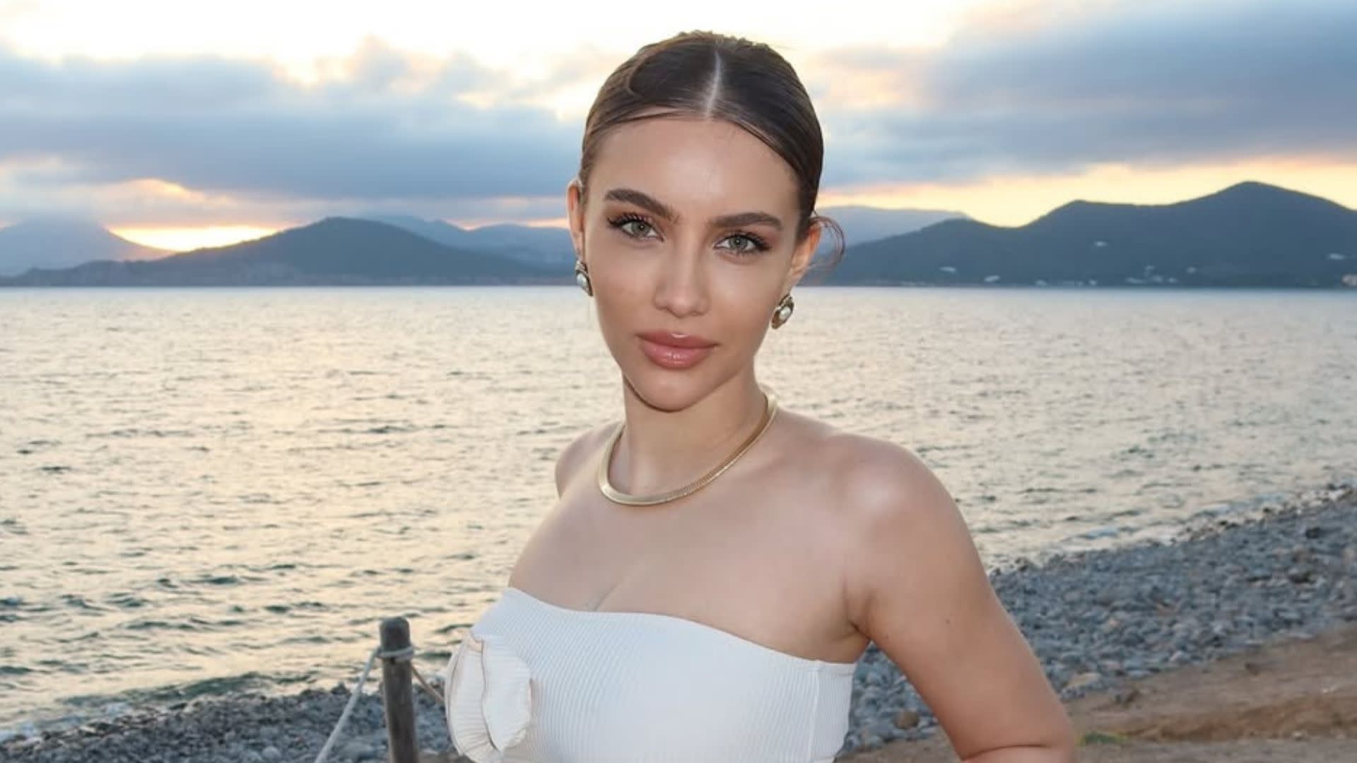 Elisa Visari posa con il pancione a Ibiza | Mediaset Infinity