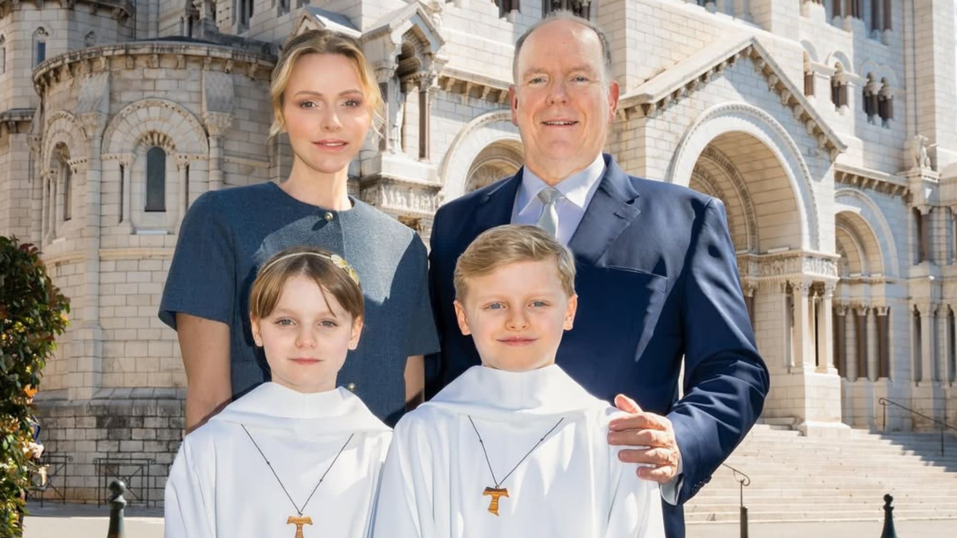 Alberto e Charlene di Monaco, le foto della prima comunione dei ...