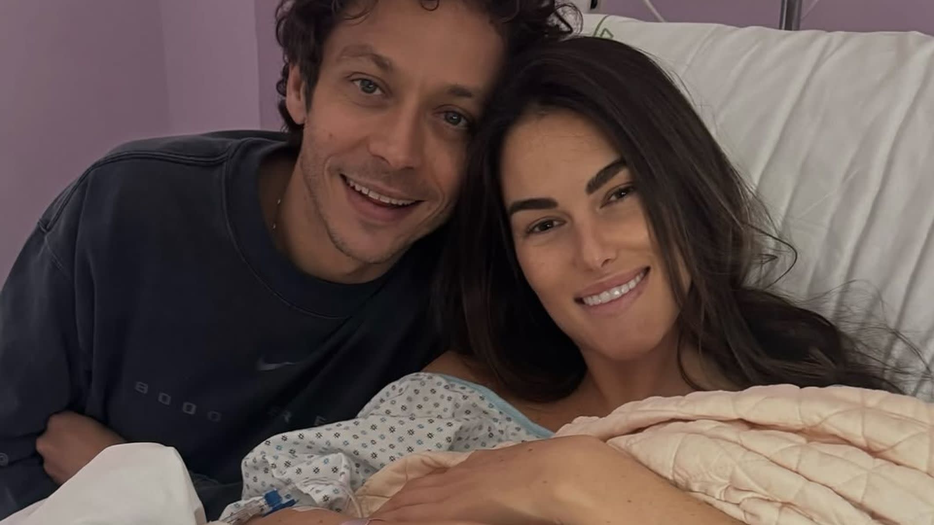Valentino Rossi, la nuova vita da papà bis: "Mi sveglio alle 7.45 per ...