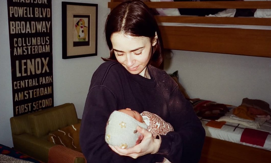Lily Collins, la prima foto con la figlia Tove Jane: “Modalità mamma ...
