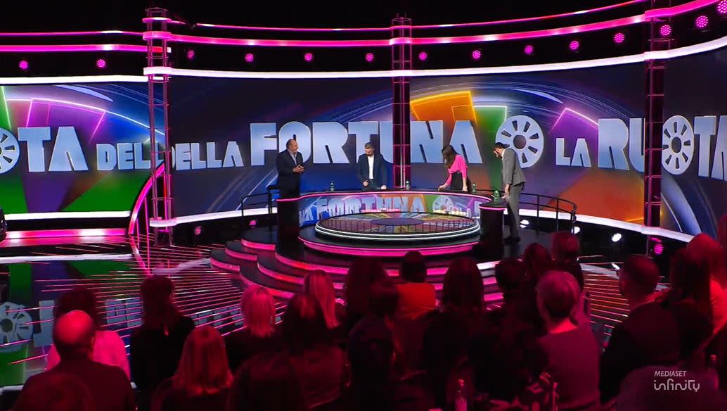 La Ruota della Fortuna, Gerry Scotti ricorda Mike Bongiorno | Mediaset ...