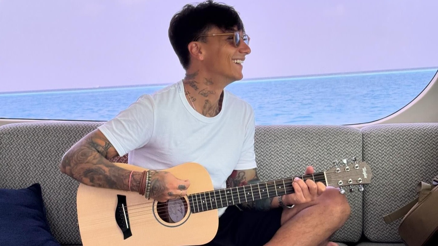 Ultimo dedica una canzone al figlio in arrivo | Mediaset Infinity