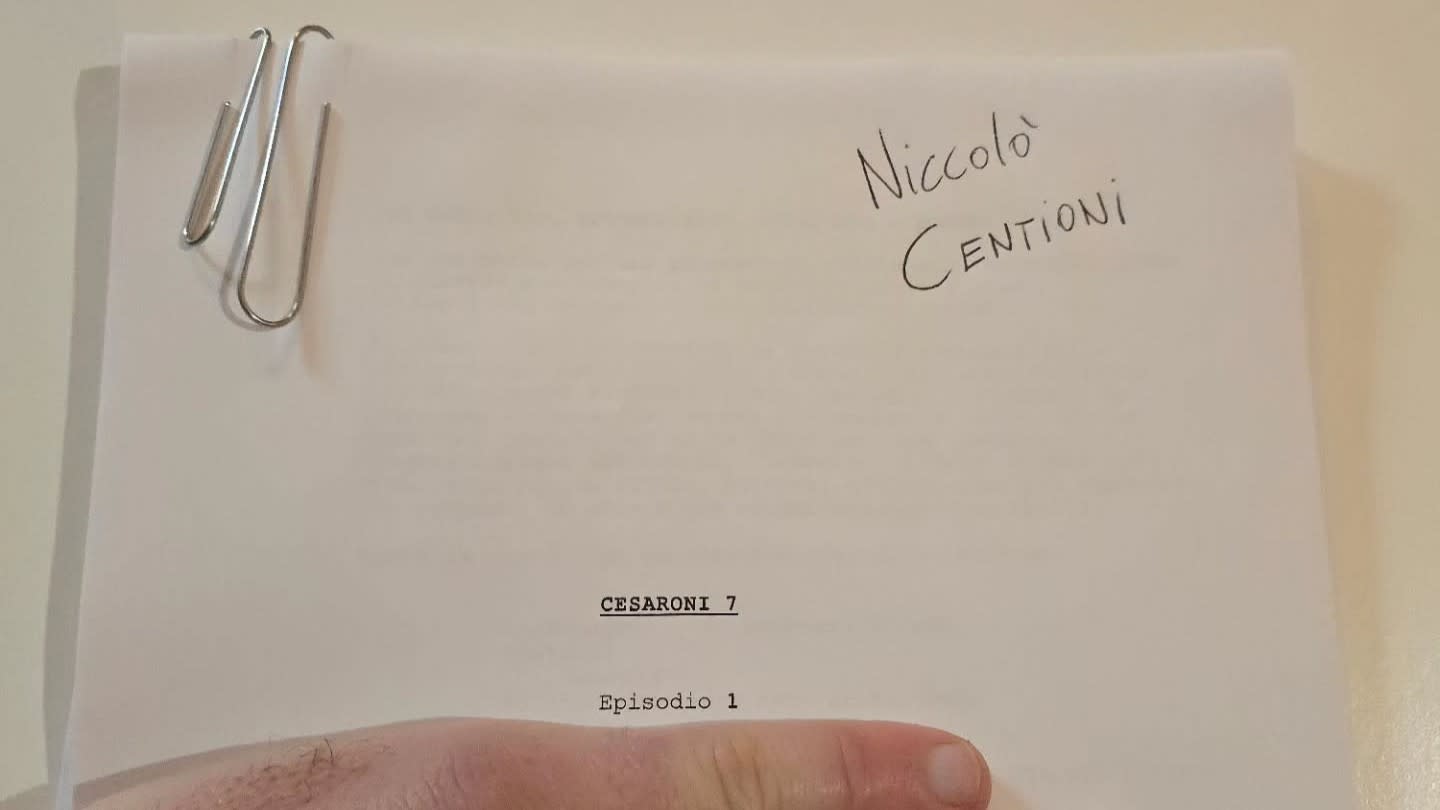 I Cesaroni 7, Niccolò Centioni mostra il copione del primo episodio ...