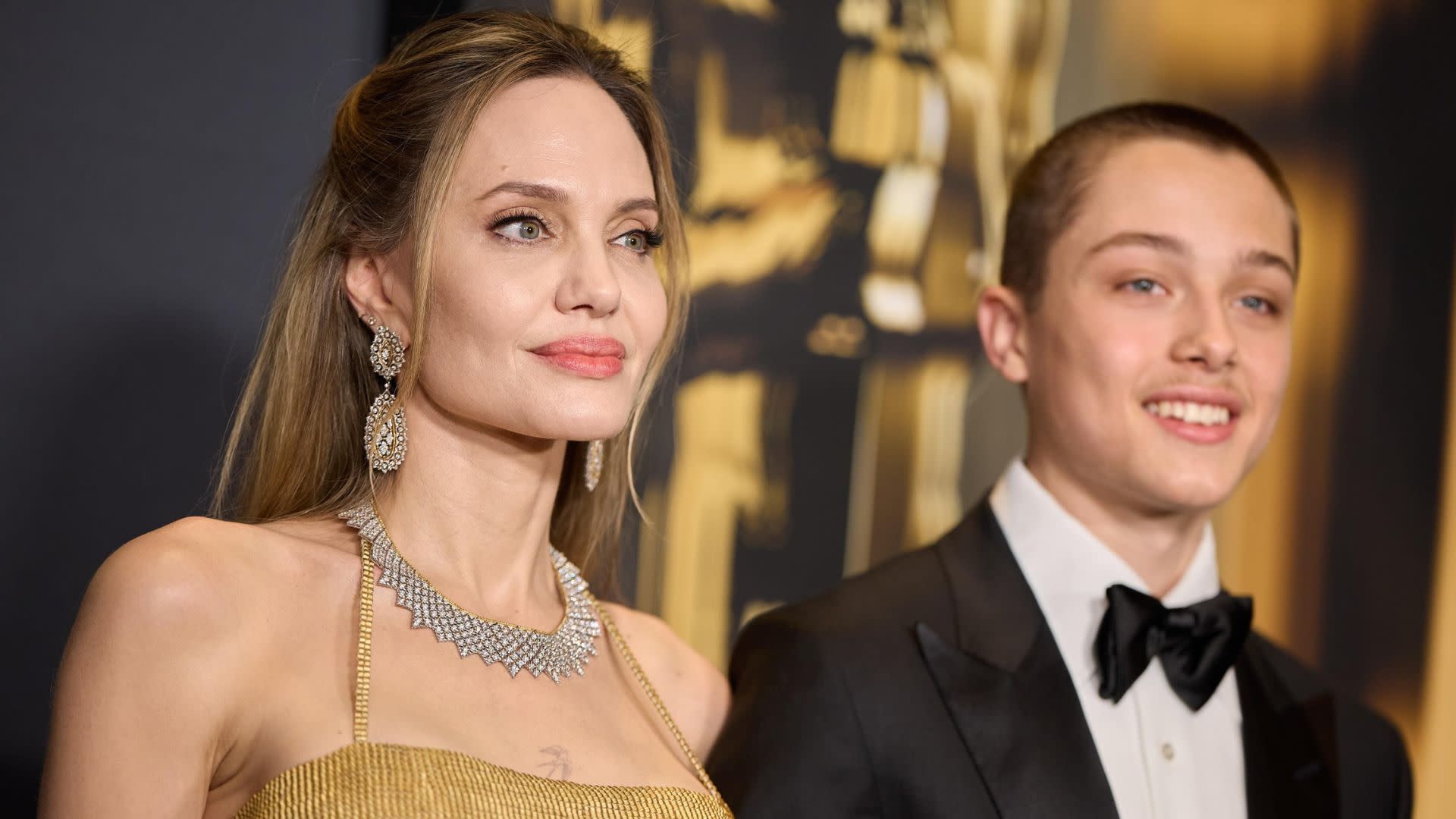 Angelina Jolie sul red carpet con il figlio Knox | Mediaset Infinity