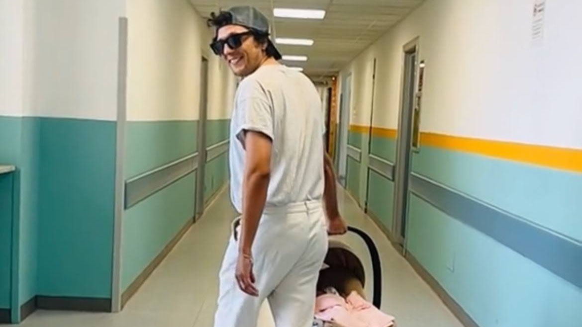 Ermal Meta lascia l’ospedale con la figlia Fortuna | Mediaset Infinity