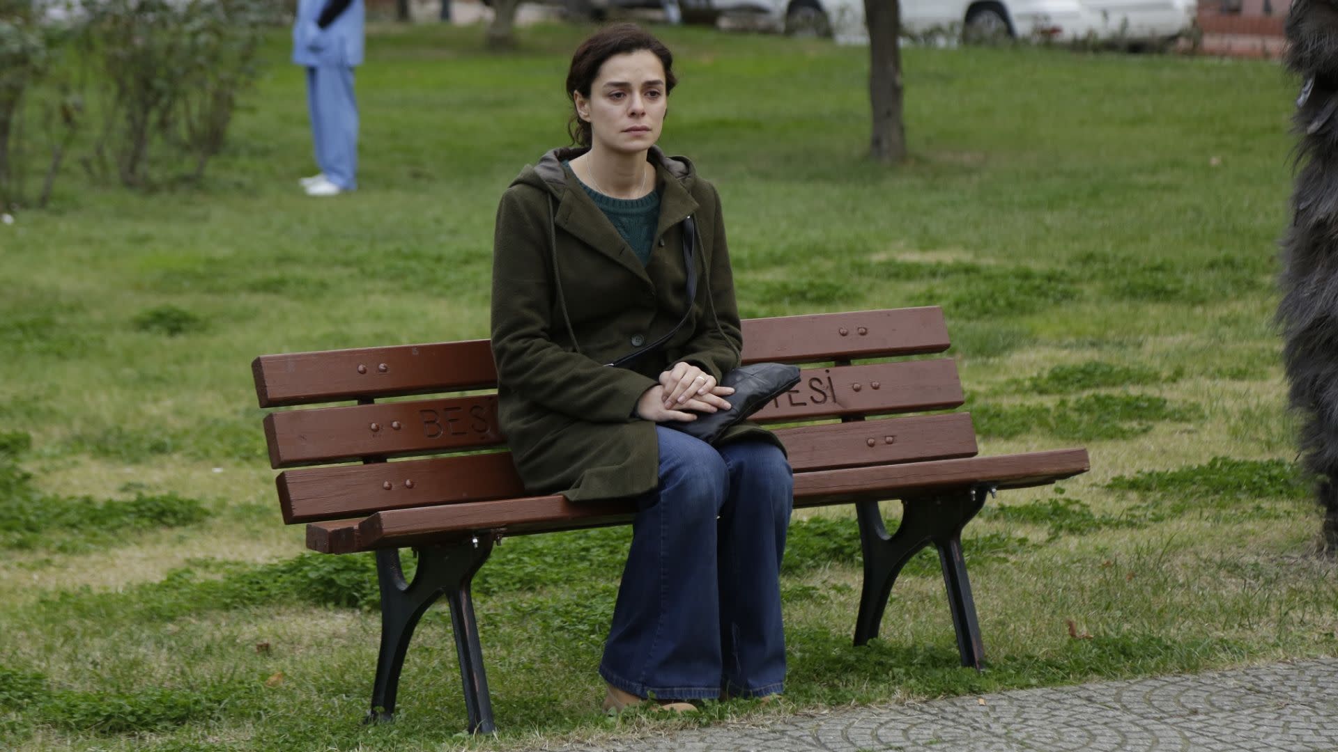 La forza di una donna, anticipazioni 26 giugno: Sirin cerca il cellulare di Sarp | Mediaset Infinity