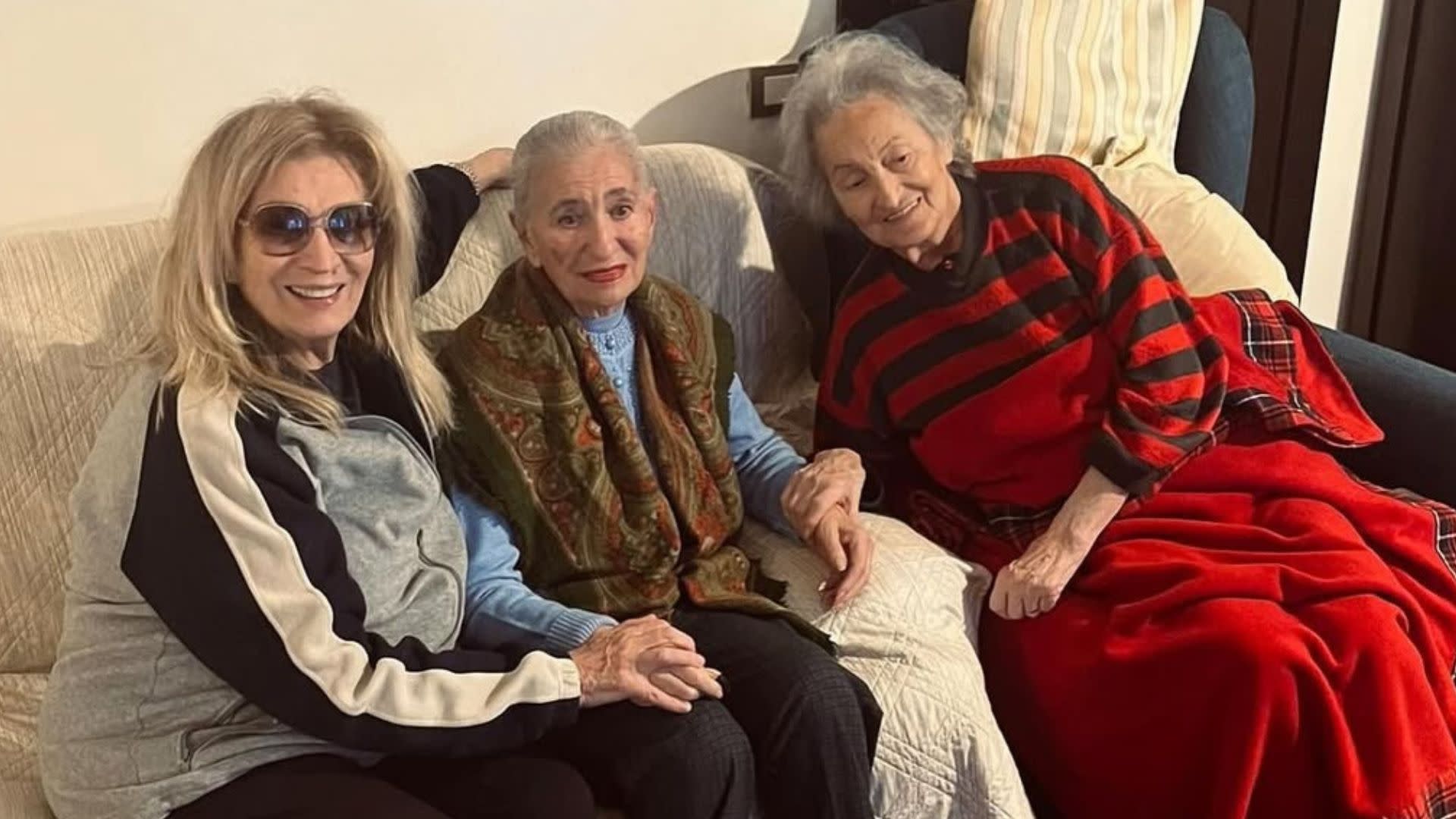 Iva Zanicchi, la foto di famiglia con le sorelle Maria Rosa e Wiria ...