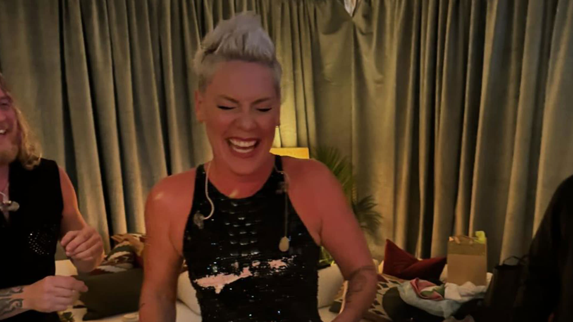 Pink compie 45 anni, la foto della festa: "Potrei aver sporcato il mio ...