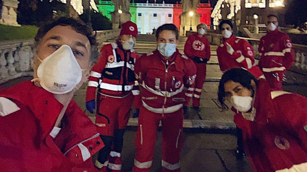 Raoul Bova e Rocío Morales nella Croce Rossa "con l'Italia nell'anima ...