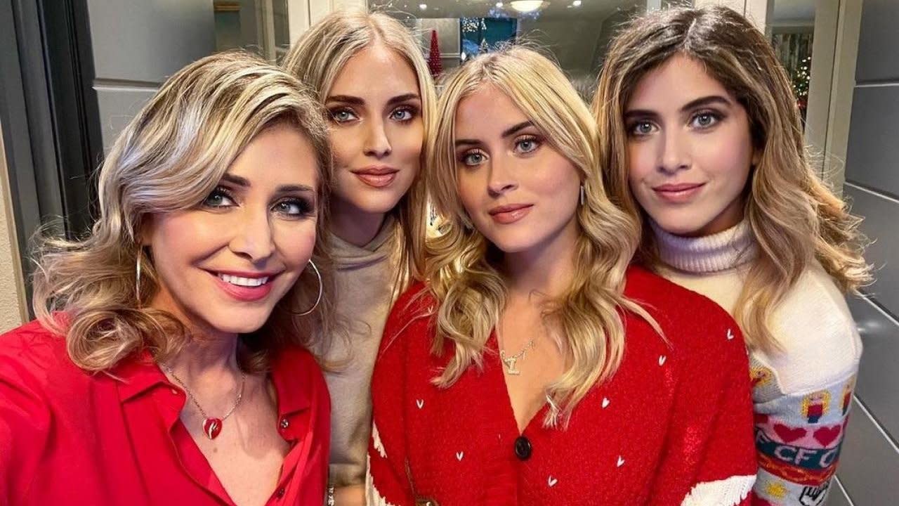 Il selfie natalizio di Chiara Ferragni con la famiglia | Mediaset Infinity
