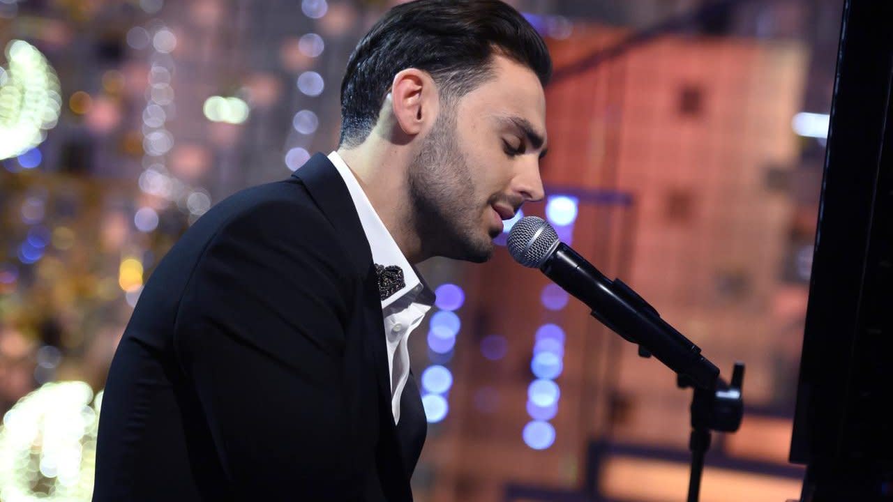 Alberto Urso canta “White Christmas” | Mediaset Infinity