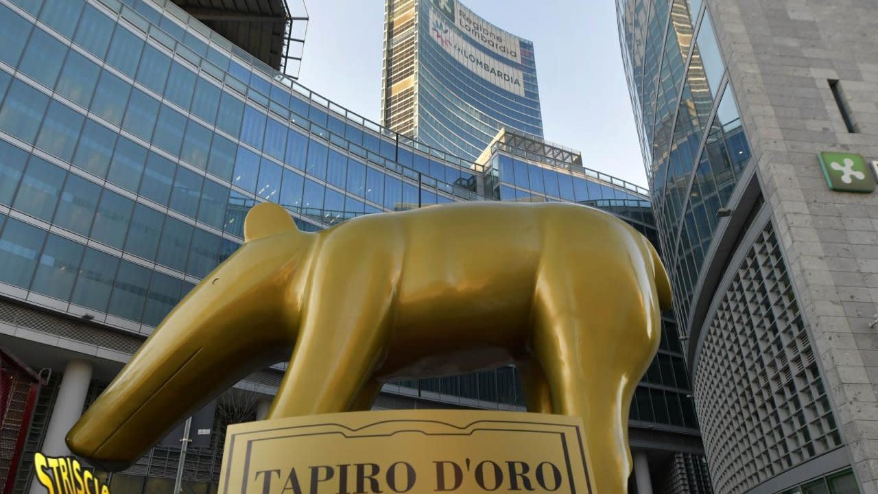 Tapiro d'oro gigante alla Regione Lombardia | Mediaset Infinity