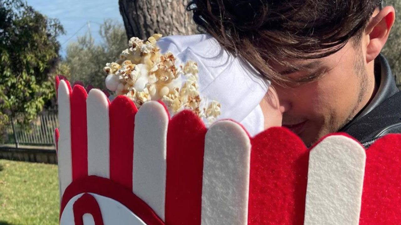 Stash, la foto con la figlia Grace vestita da popcorn | Mediaset Infinity