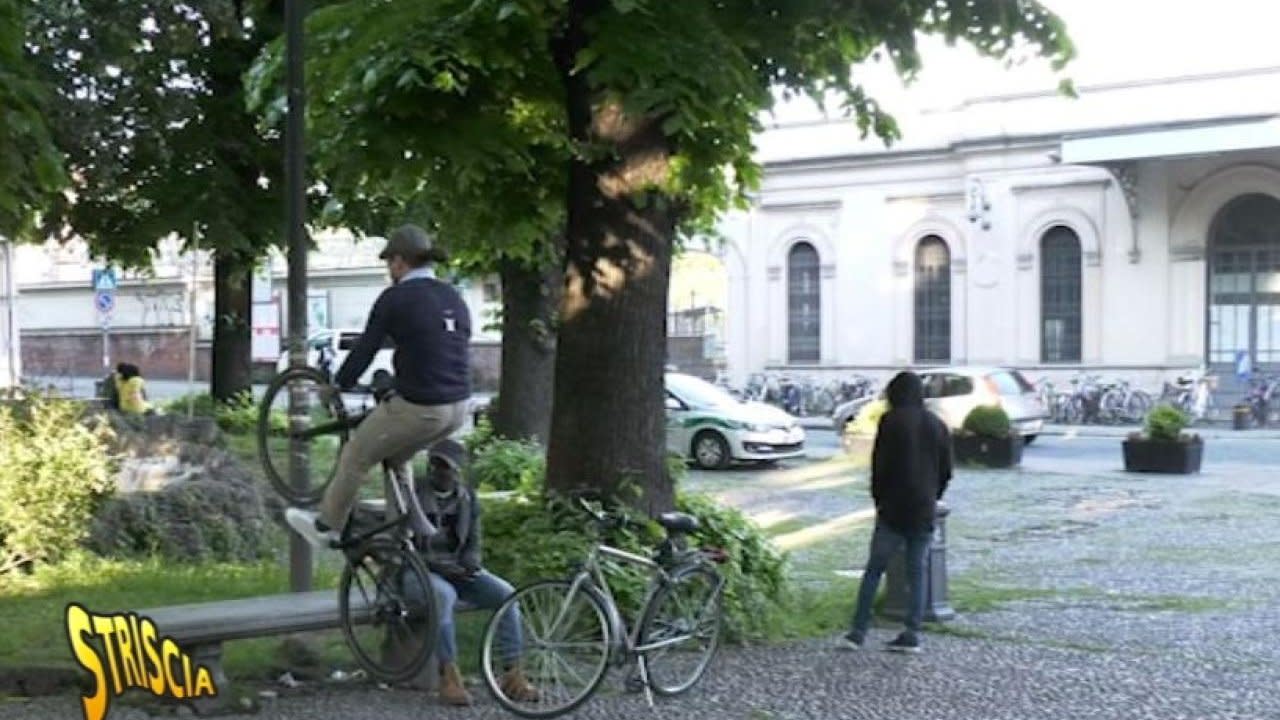 Il video dell'aggressione a Vittorio Brumotti a Monza | Mediaset Infinity