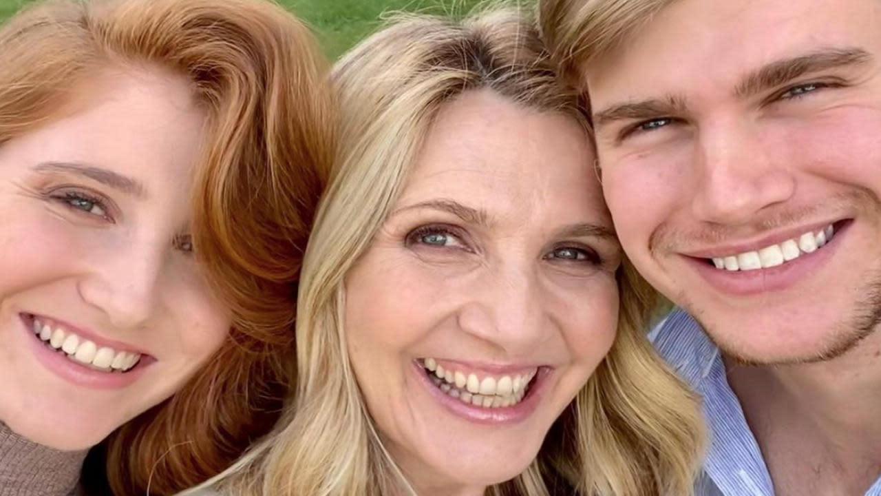 Lorella Cuccarini, la foto con i figli Chiara e Giorgio | Mediaset Infinity