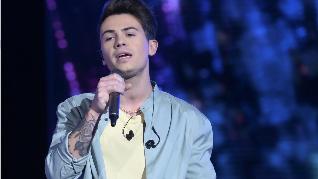 Federico Rossi canta "Pesche" | Mediaset Infinity