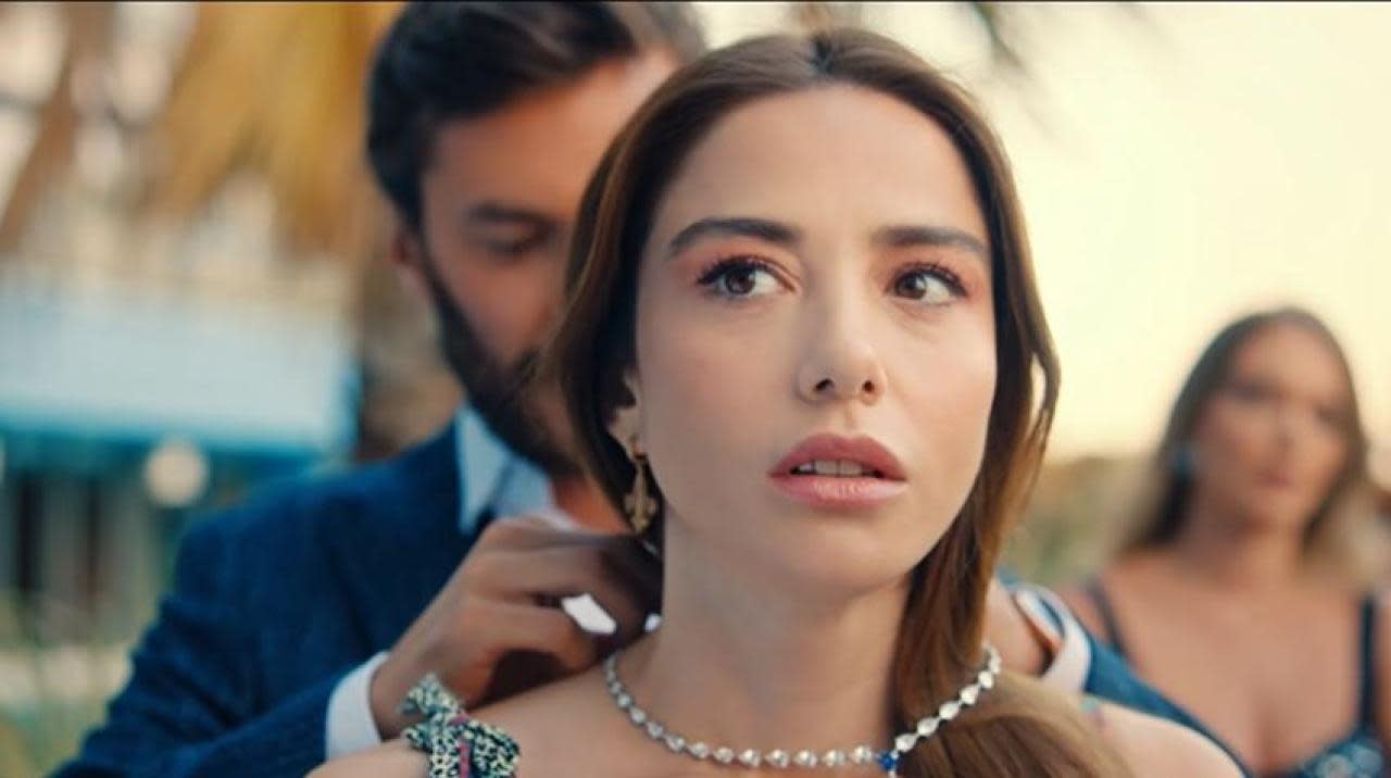 Mr Wrong, Ozgur tira un pugno a Serdar | Mediaset Infinity