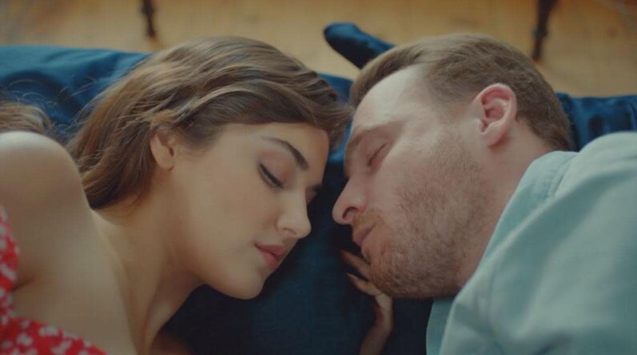 Love Is In The Air, Eda e Serkan si risvegliano l'uno di fronte... | Mediaset Infinity