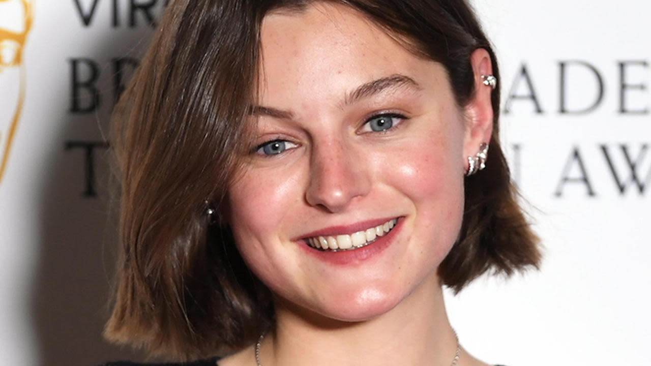 Emma Corrin e il suo primo chest binder: "È tutto un percorso in ...