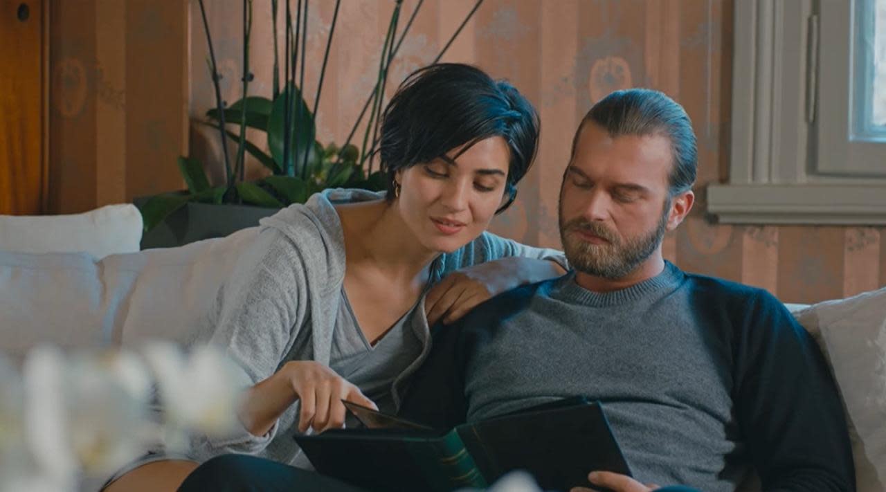 Brave and Beautiful, Cesur e Suhan sfogliano le foto di famiglia | Mediaset Infinity