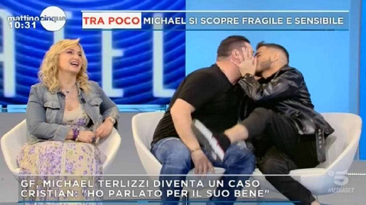 Cristian Imparato bacia il padre di Michael Terlizzi | Mediaset Infinity