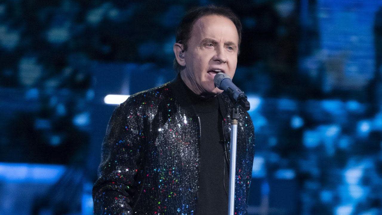 Roby Facchinetti canta Uomini soli | Mediaset Infinity