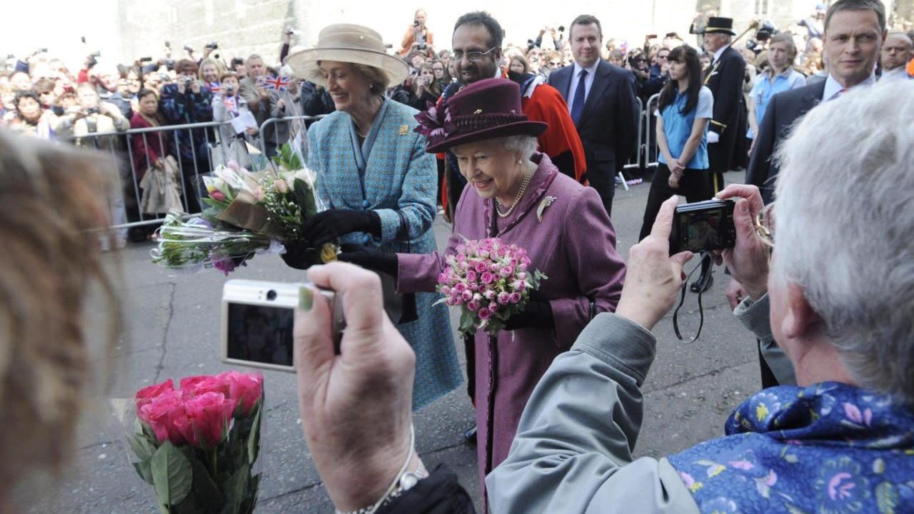 Addio a Lady Farnham, dama di compagnia della regina Elisabetta ...