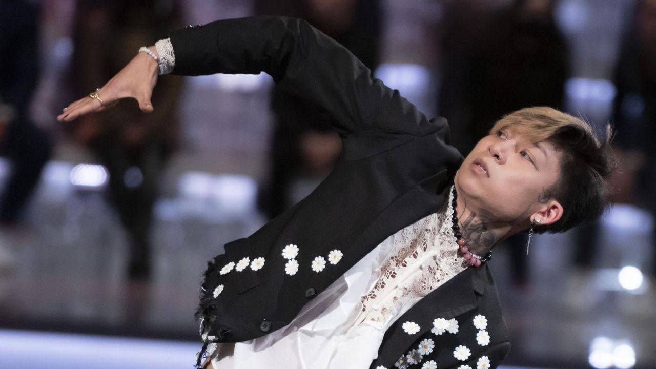 John Erik balla sulle note di "Mi Manchi" di AKA 7even | Mediaset Infinity