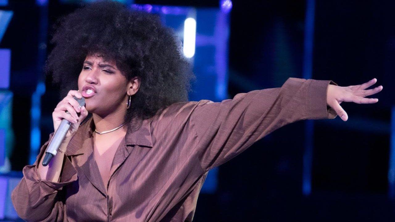 Aisha canta "Buenos dias" | Mediaset Infinity