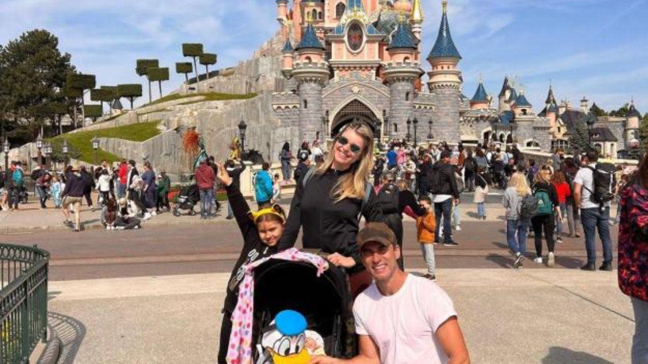 Verissimo: Kledi Kadiu con la moglie Charlotte Lazzari e i figli a ...