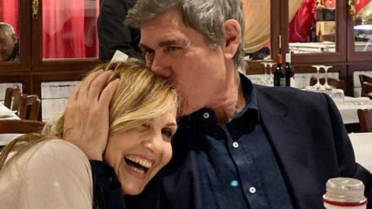 Lorella Cuccarini, l'abbraccio con il marito Silvio Testi ...