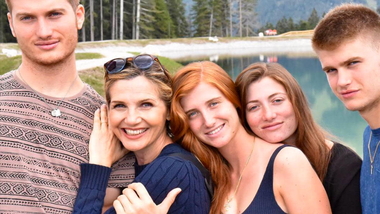 Lorella Cuccarini, la foto con tutti i figli: "Una bellissima storia ...