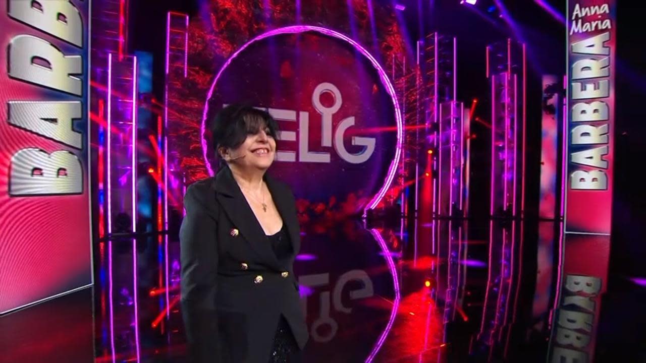 Anna Maria Barbera sul palco di Zelig come "Sconsolata" | Mediaset Infinity