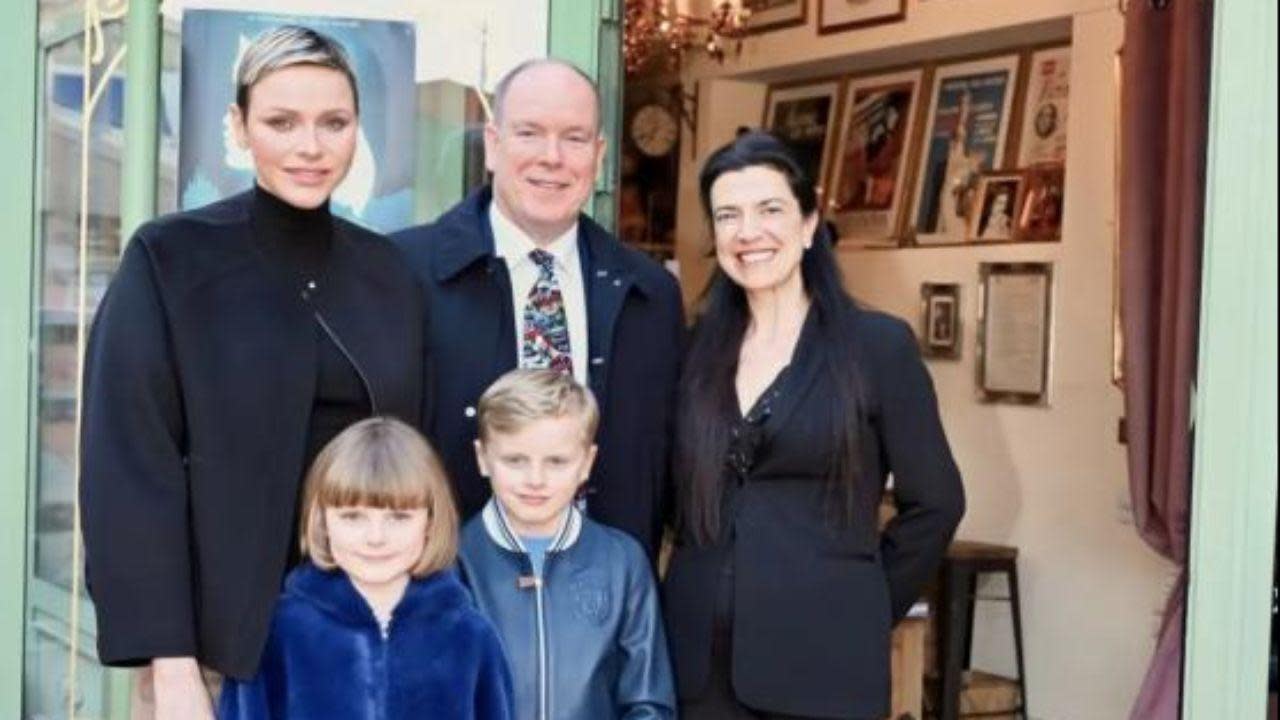 Alberto di Monaco festeggia 65 anni a teatro con la moglie e i figli ...