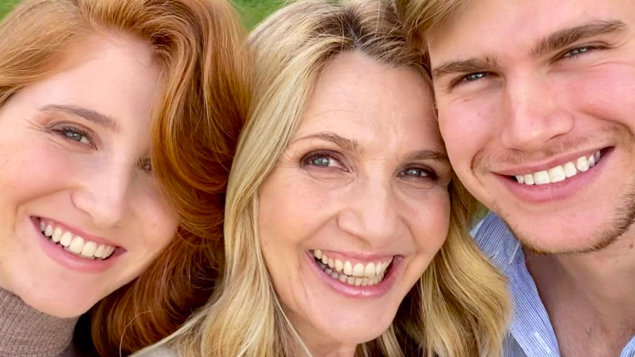 Lorella Cuccarini, gli auguri ai figli Chiara e Giorgio | Mediaset Infinity