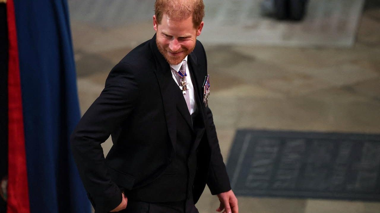 Harry, il suo arrivo all'incoronazione di Carlo III | Mediaset Infinity