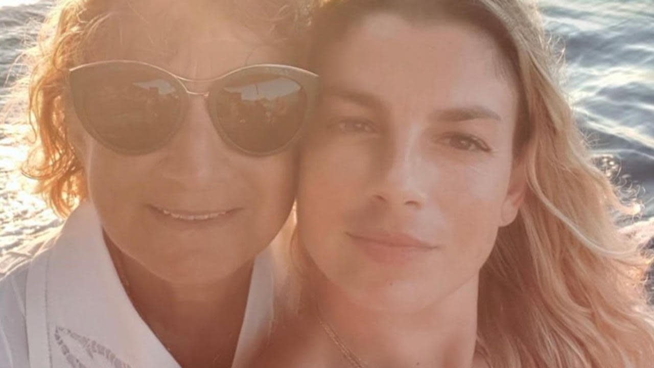 Emma Marrone, lo scatto mano nella mano con la mamma: "Ti amo ...