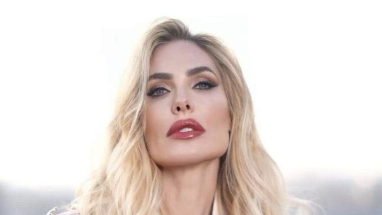 Ilary Blasi si fa saldare la collana addosso | Mediaset Infinity Ilary Blasi si fa saldare la collana addosso | Mediaset Infinity