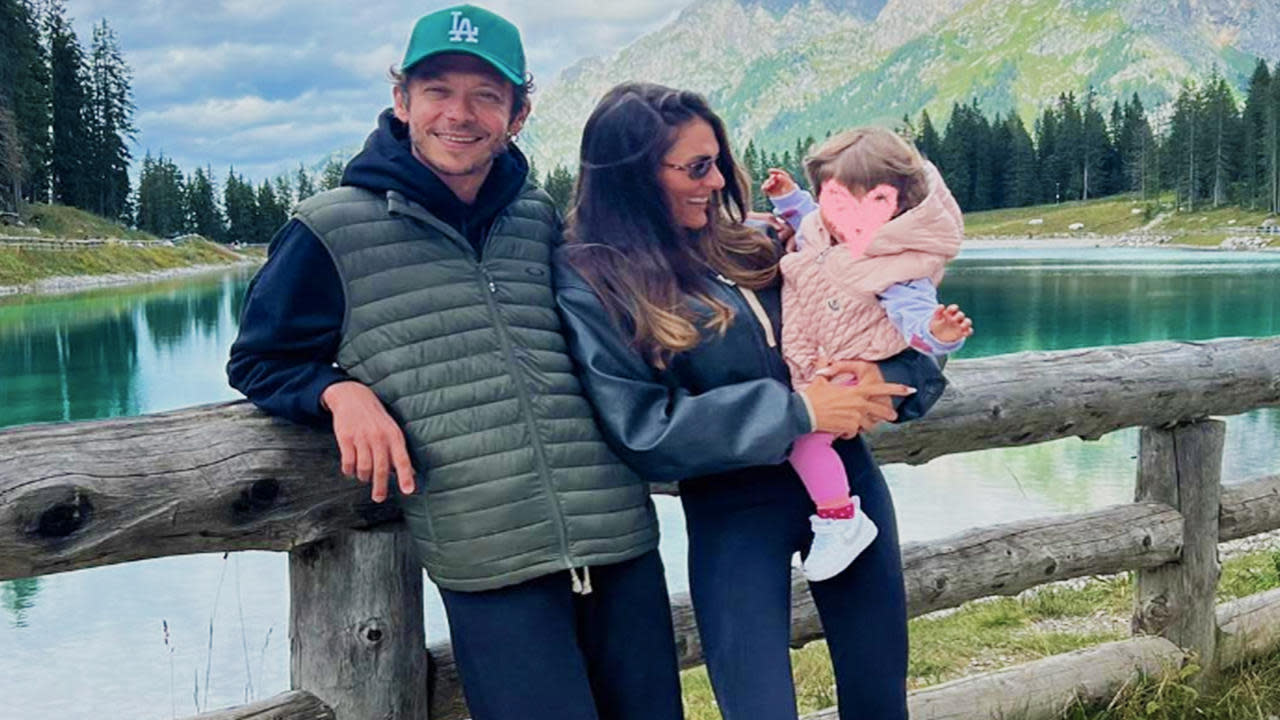 Valentino Rossi e Francesca Sofia Novello in montagna con la figlia ...