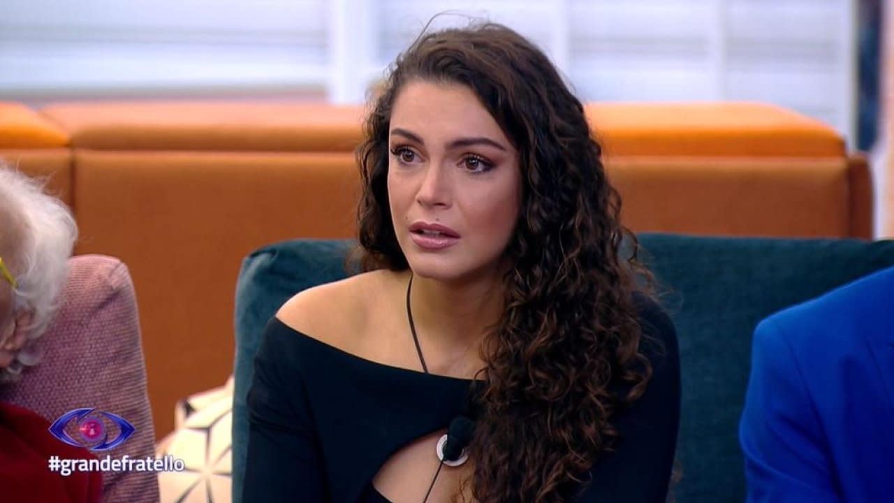 Grande Fratello: Beatrice Luzzi contro Angelica Baraldi: "È una gatta morta" | Mediaset Infinity