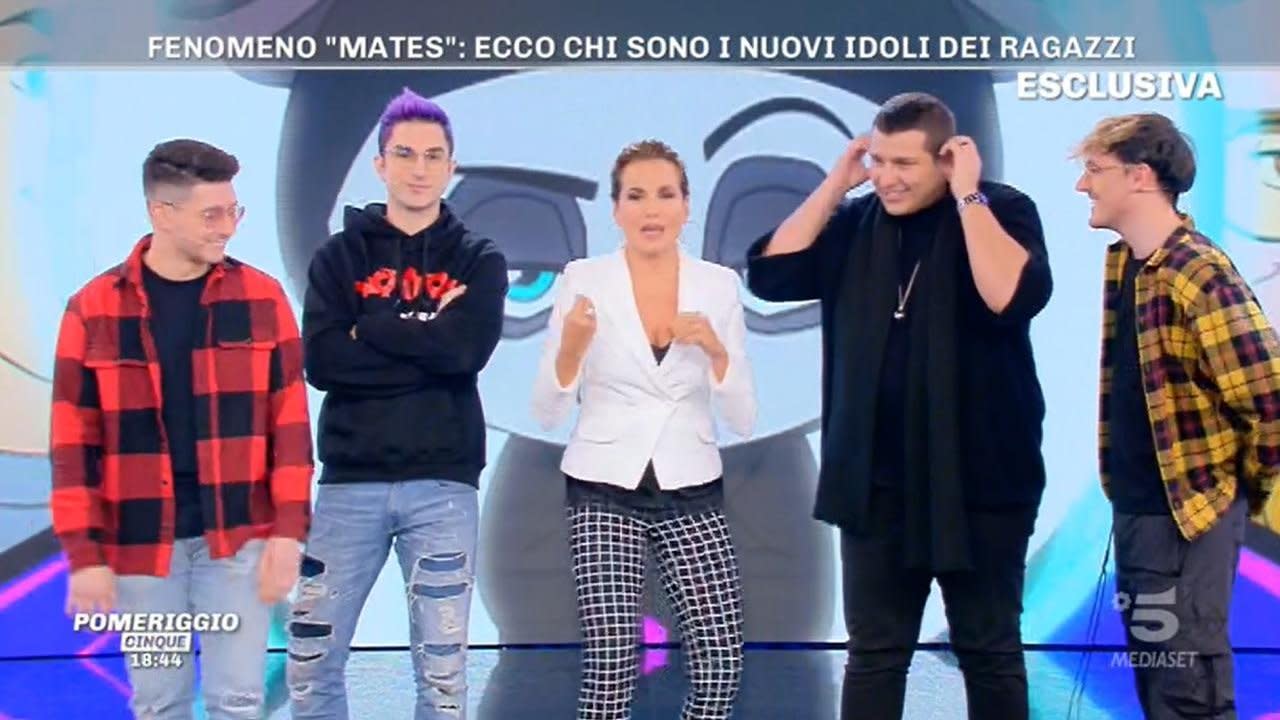 Pomeriggio Cinque: I Mates presentano Supereroi per caso | Mediaset ...