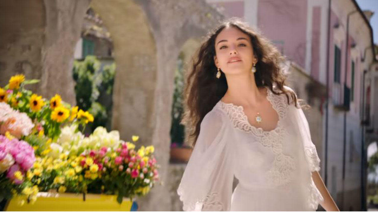 Il debutto di Deva Cassel, tutta mamma Monica (Bellucci) | Mediaset ...